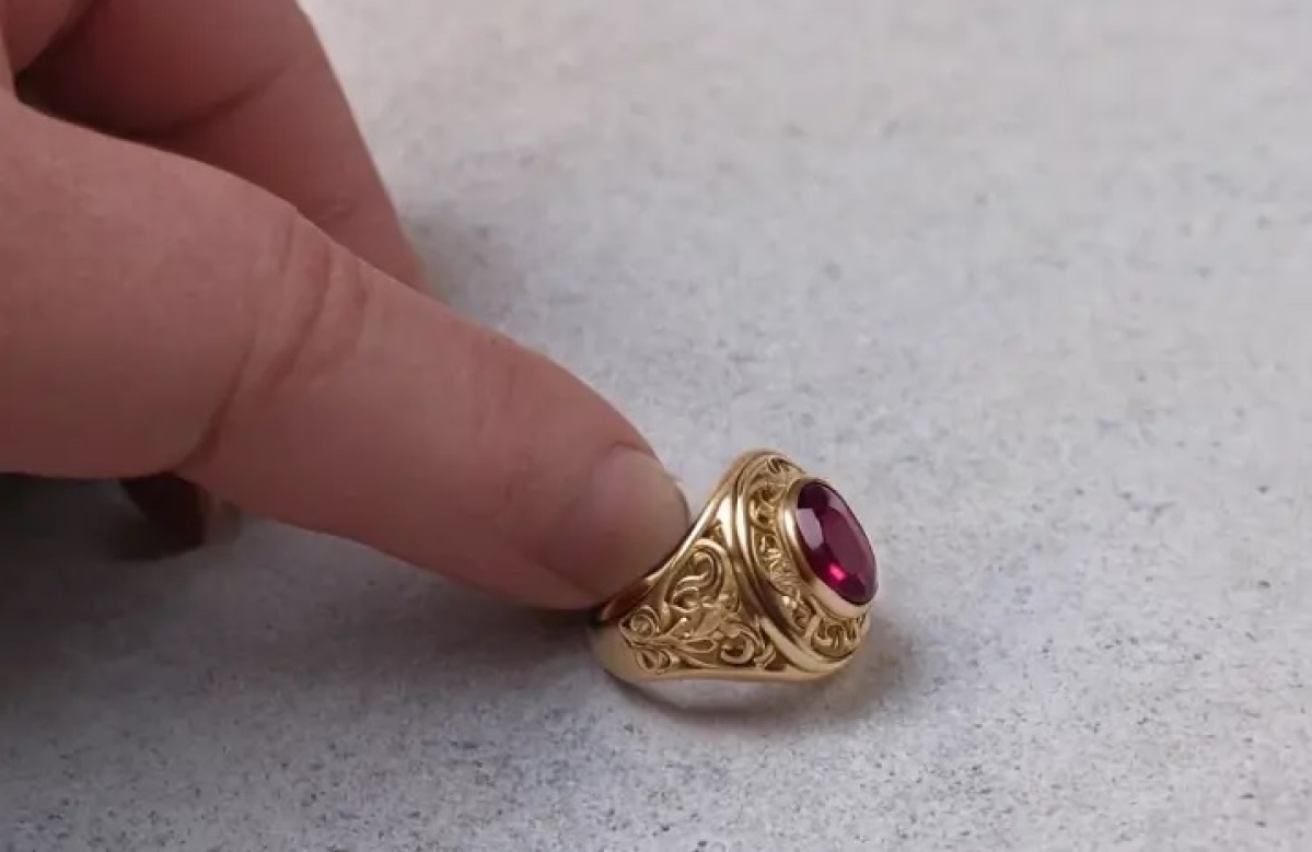 Había perdido su anillo de graduación hace 47 años y un buceador ...