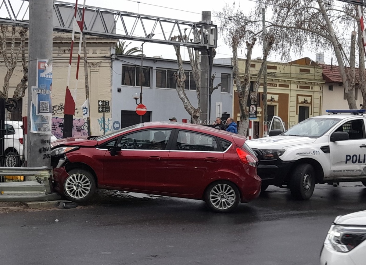 Choque en 1 y 38: hospitalizaron a una mujer y el Tren Roca funciona ...