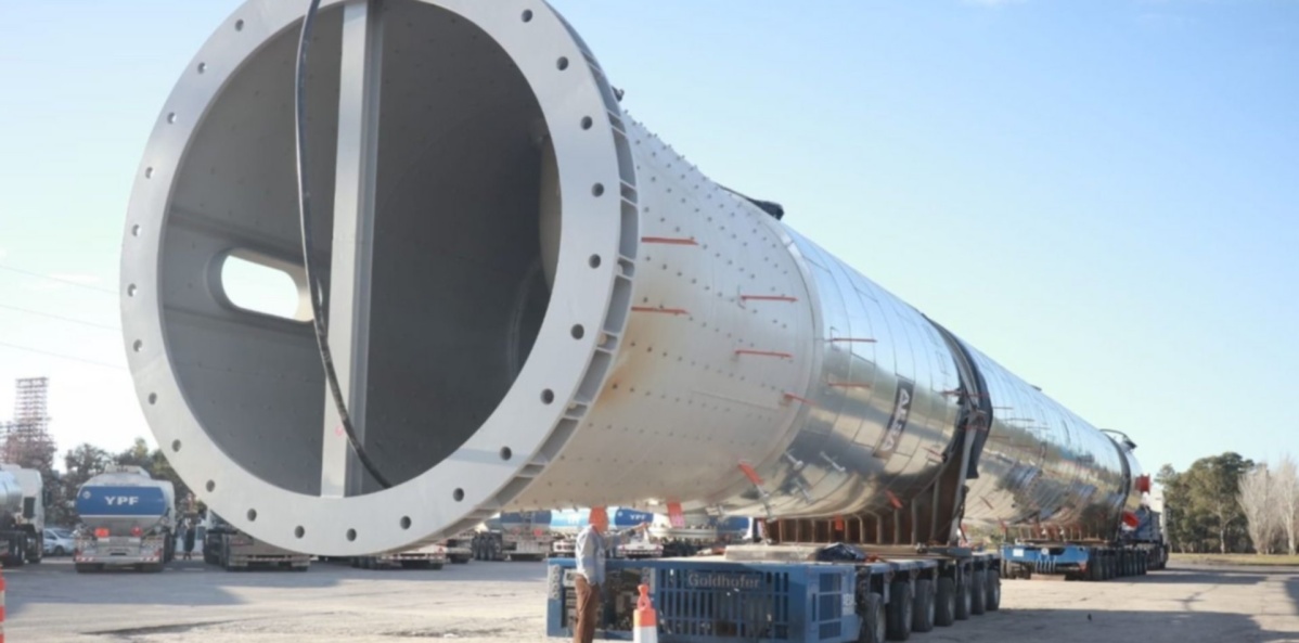 Con un recorrido de 194 km, llegó a La Plata la cuarta torre de 90 toneladas para el Complejo ...