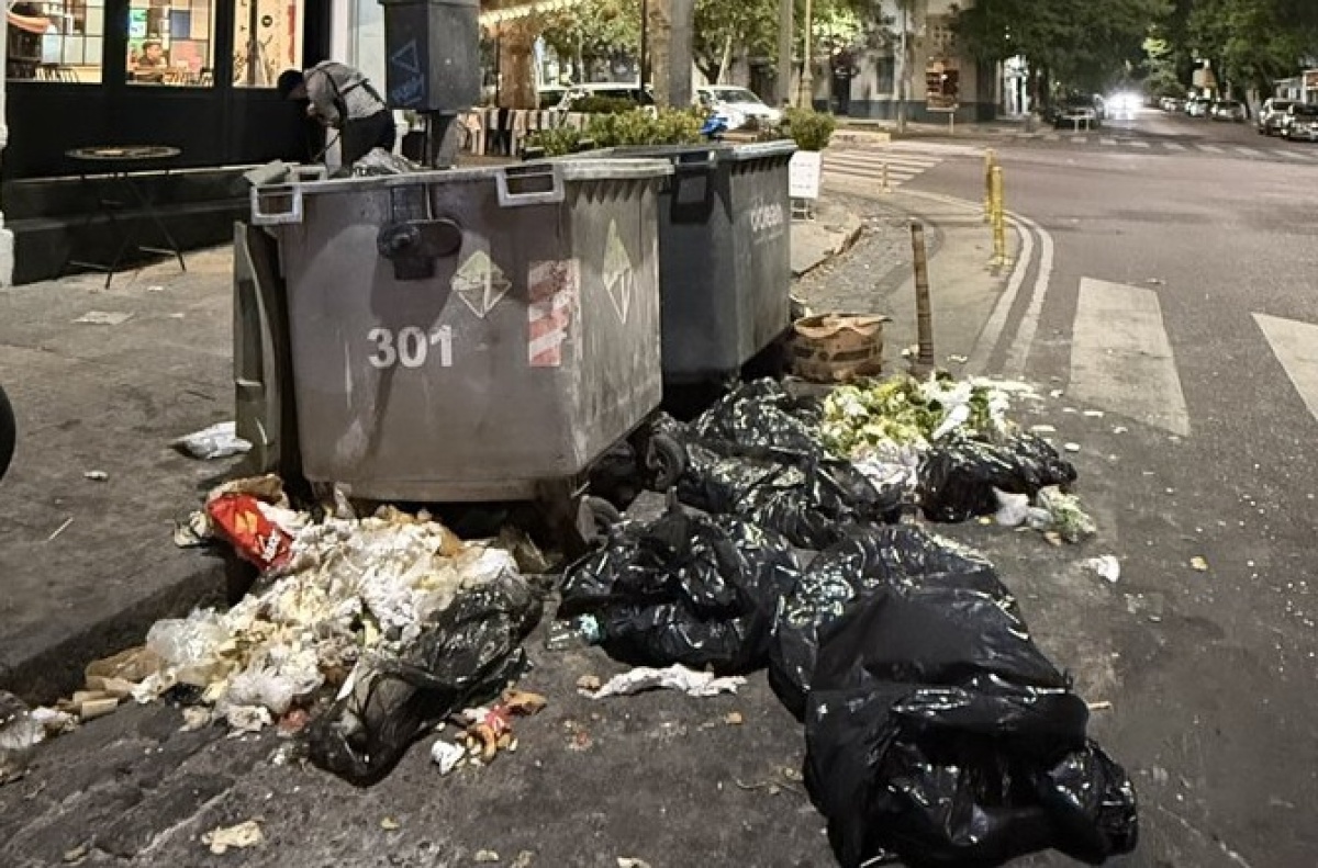 Vecinos se quejaron por la basura desparramada en Diagonal 74 y 49: "Es ...
