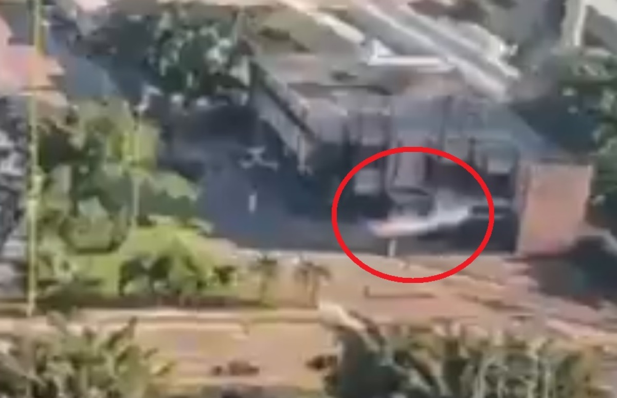 Así fue el momento en que se estrelló un avión en plena avenida de San ...