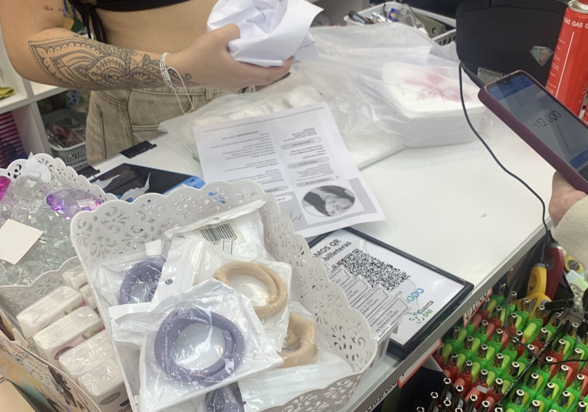 En un bazar envolvieron los regalos con los CV de varias jóvenes, todo ...