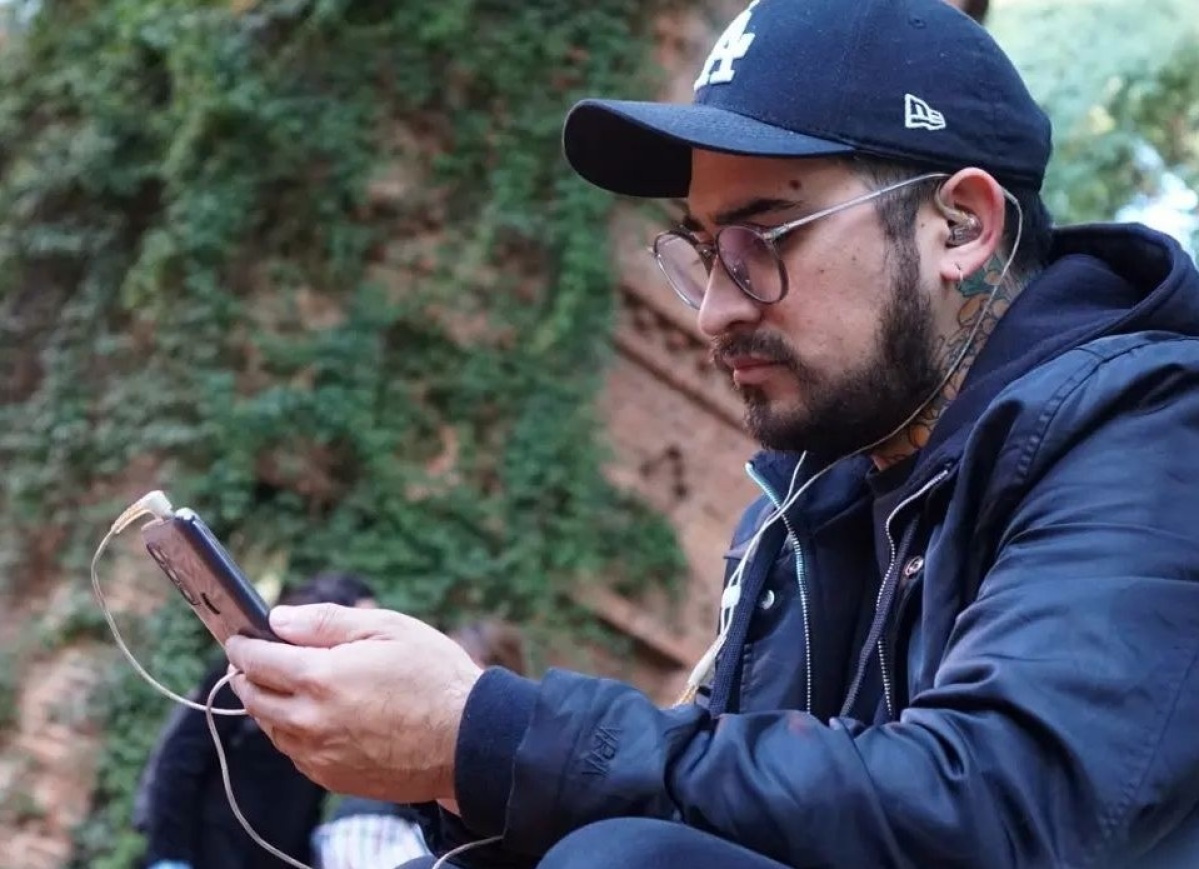 Llegó de Caleta Olivia a La Plata, se enamoró, y escribió una canción ...