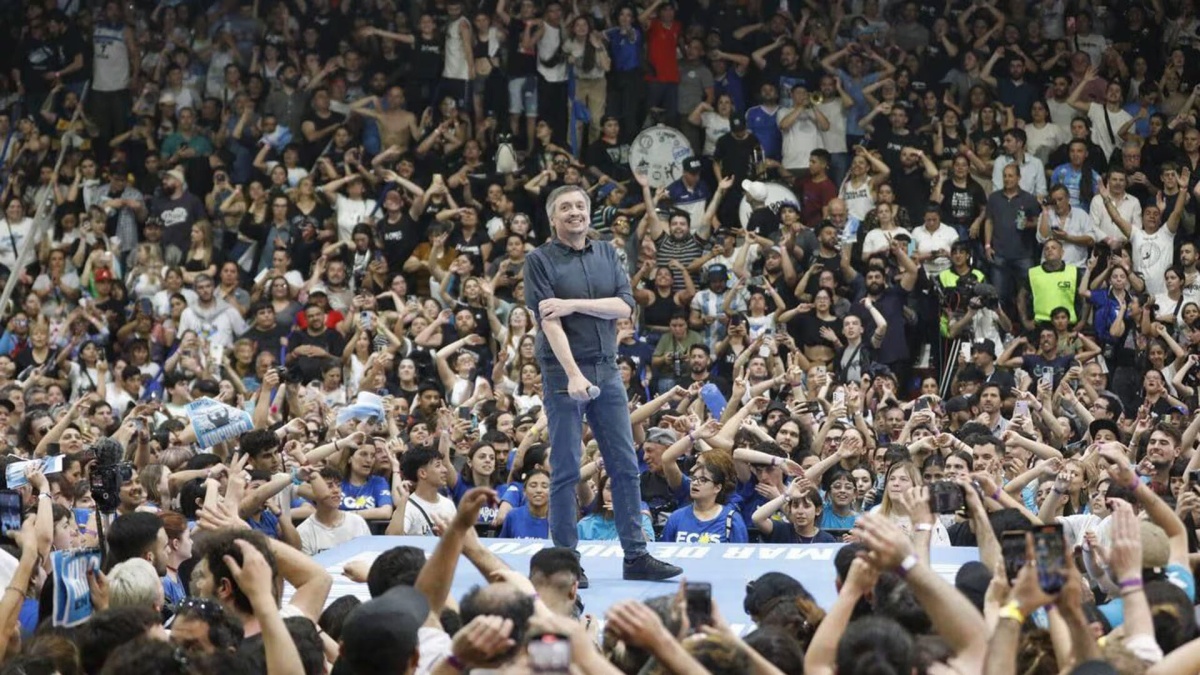 Máximo Kirchner habló en un Atenas colmado: "Hay que dejar de patalear ...