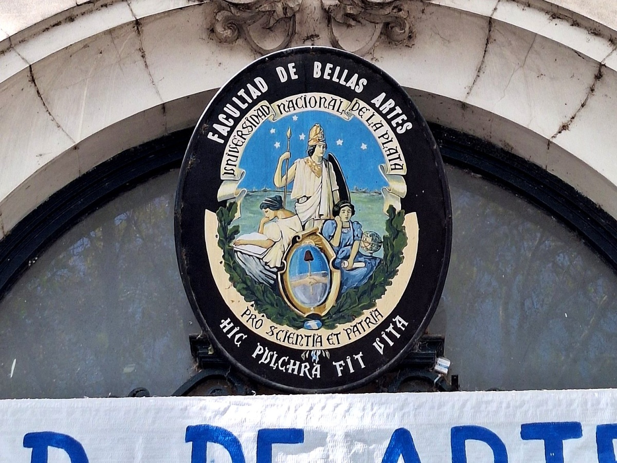 Le fascinó el escudo de la UNLP, pero más lo deslumbró una frase en ...