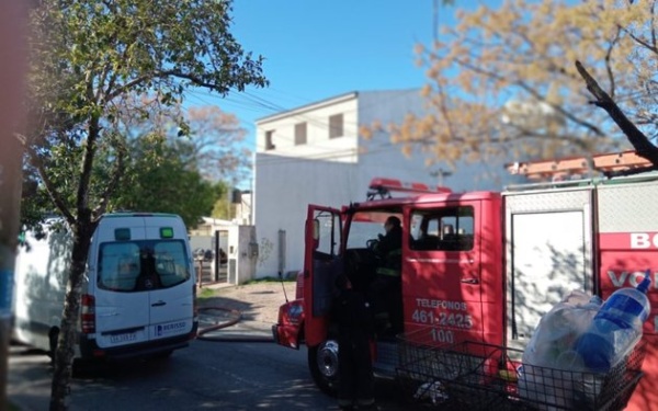 Se incendió el piso de un departamento en Berisso y dos personas ... Se incendió el piso de un departamento en Berisso y dos personas ...
