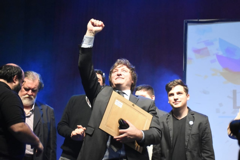 Milei recibió un reconocimiento por parte del partido libertario en La ...