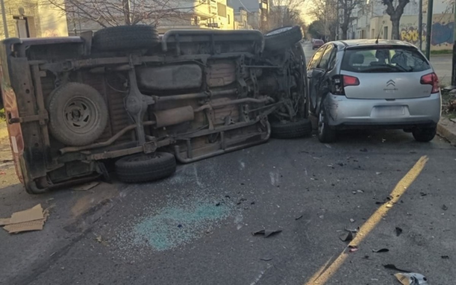 Fuerte choque entre un auto y una camioneta en 3 y 67